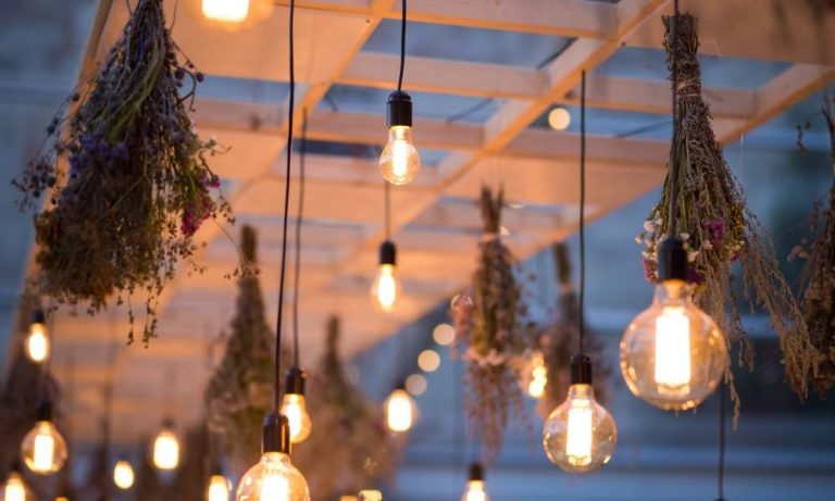 How to Clean Light Bulbs
